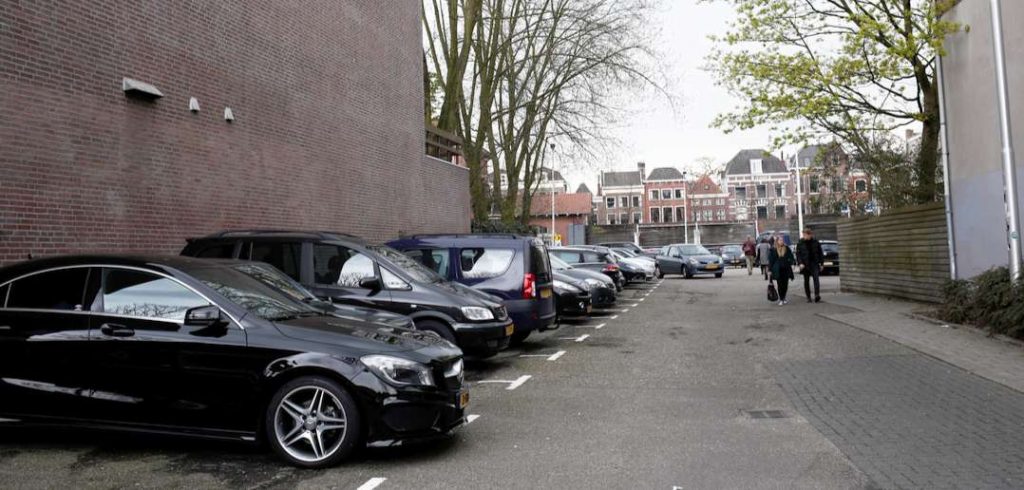 Rotterdam deelt parkeerbon uit vanaf kantoor