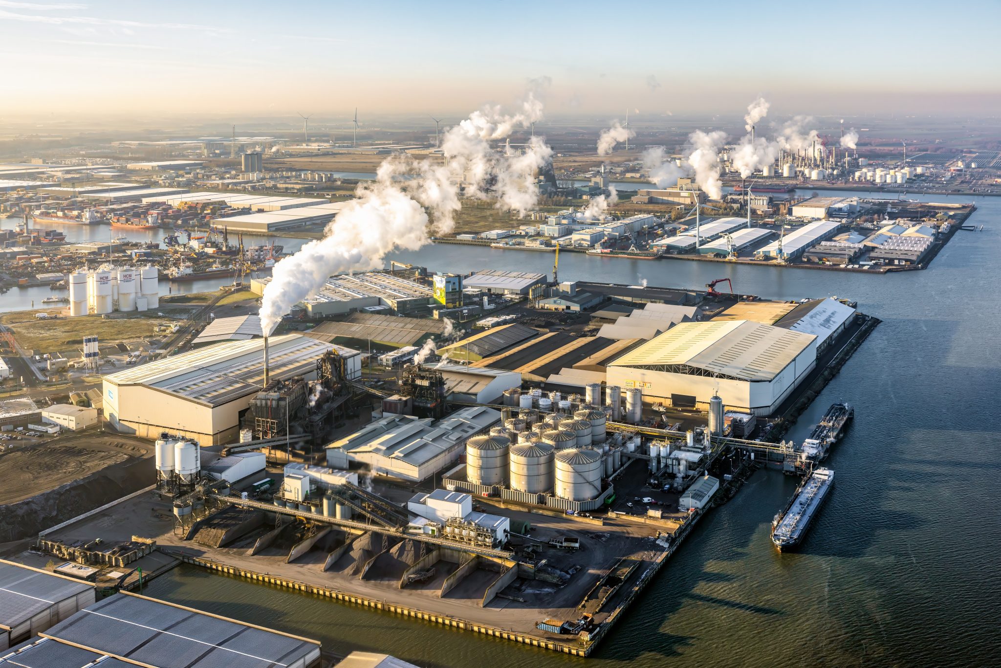 Moerdijk dreigt te verdwijnen voor uitbreiding industrie - Gemeente.nu